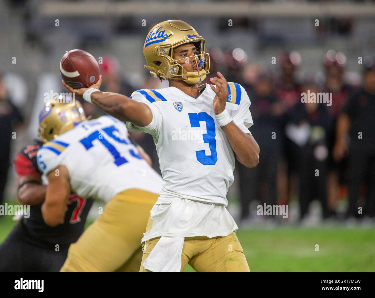 SAN DIEGO, CA - SEPTEMBER 09: UCLA quarterback Dante Moore (3) throws a ...