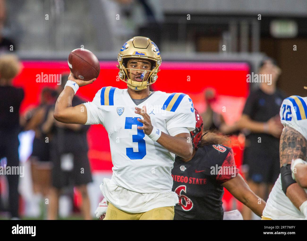 SAN DIEGO, CA - SEPTEMBER 09: UCLA quarterback Dante Moore (3) throws a ...