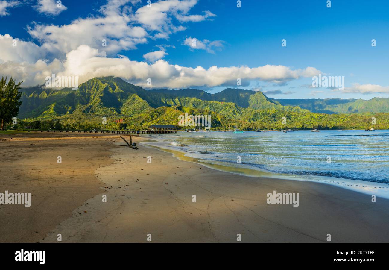 Panorama of the sandy beach of Hanalei Bay with pier and Na Pali ...