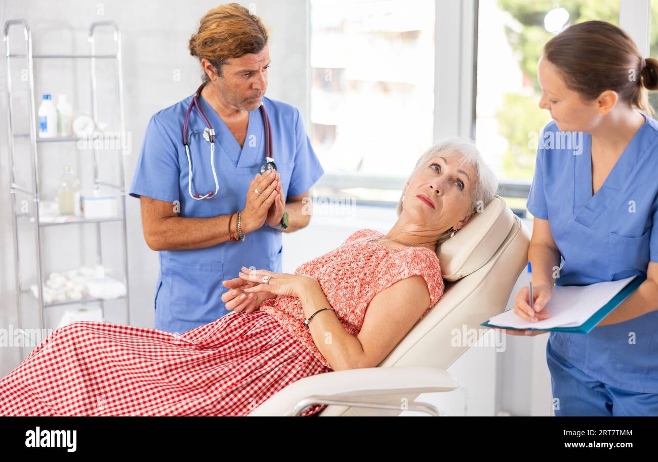 Elderly doctor hospital usa hi-res stock photography and images - Alamy