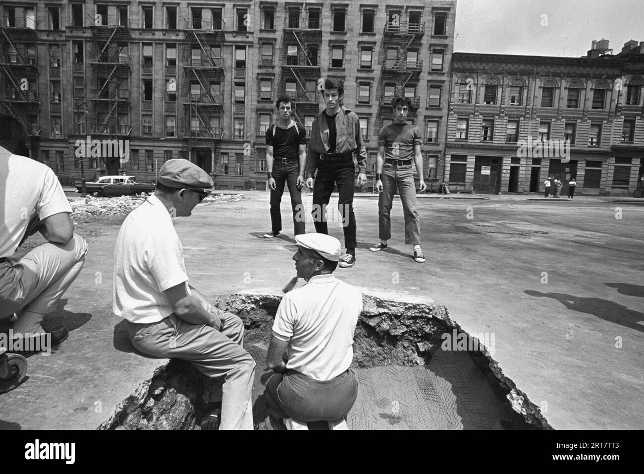 Robert Wise, Jerome Robbins, Jay Norman, George Chakiris, Eddie Verso ...