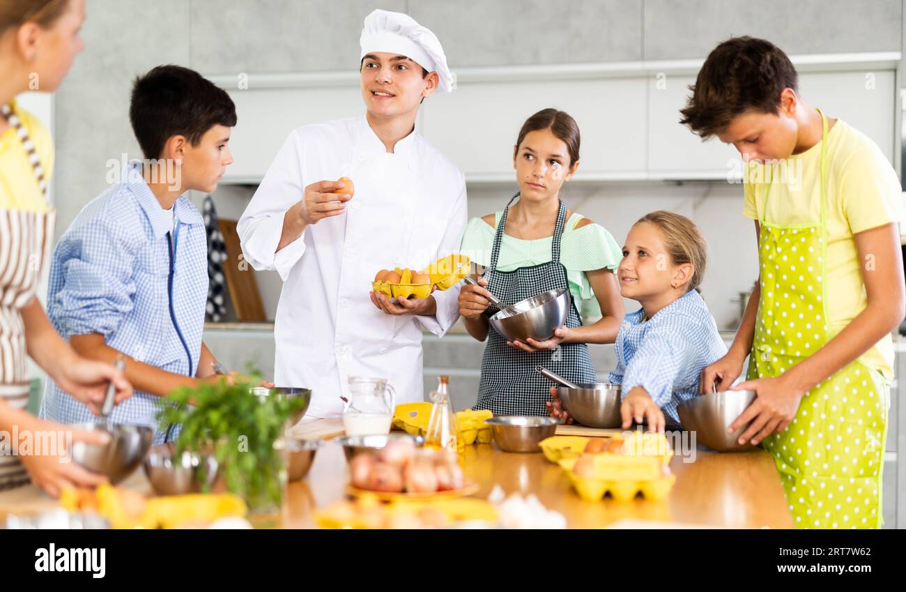 Teen boy cooking class hi-res stock photography and images - Alamy