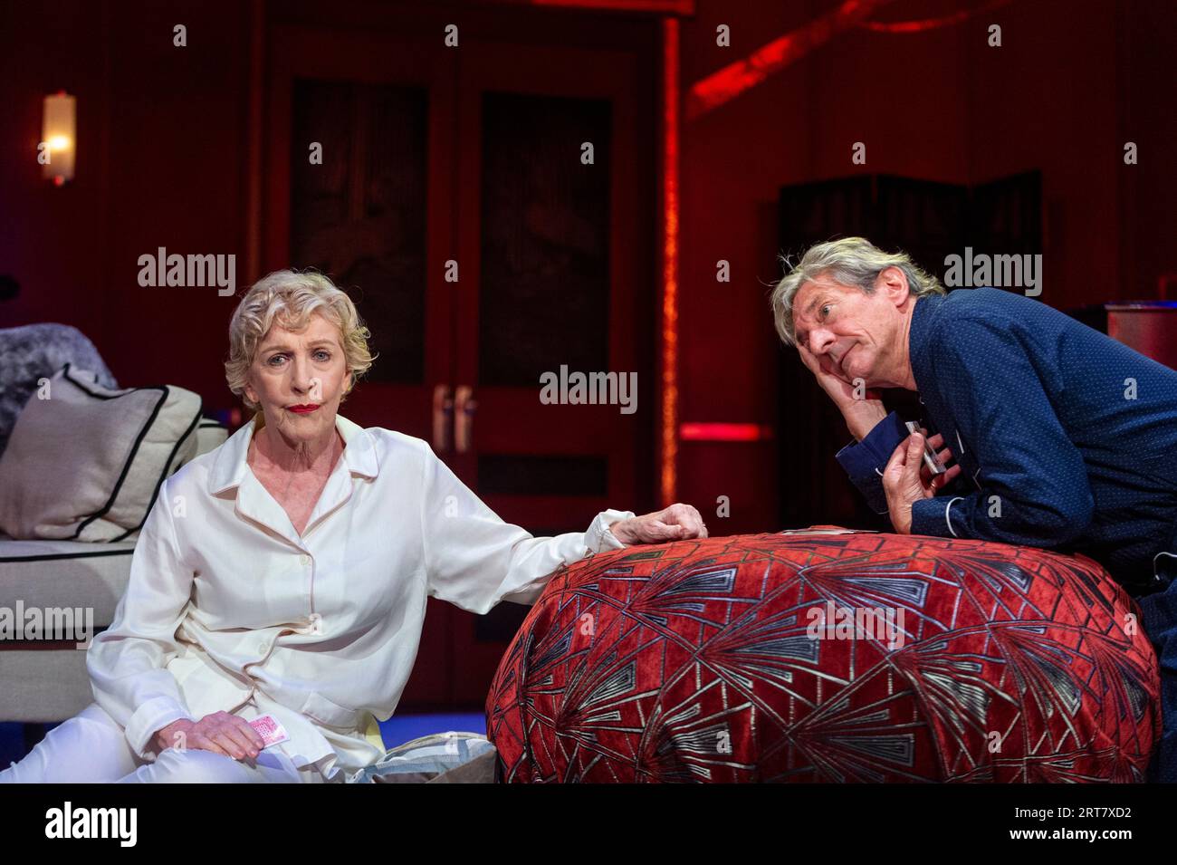 Nigel havers and patricia hodge hi-res stock photography and images - Alamy