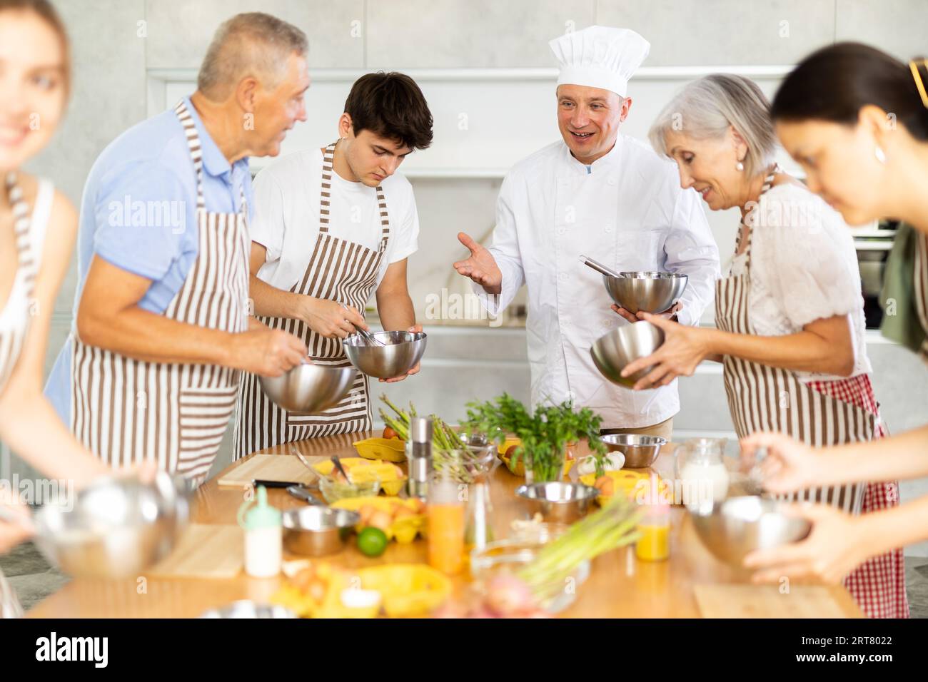 Chef serving to middle aged culinary hi-res stock photography and ...