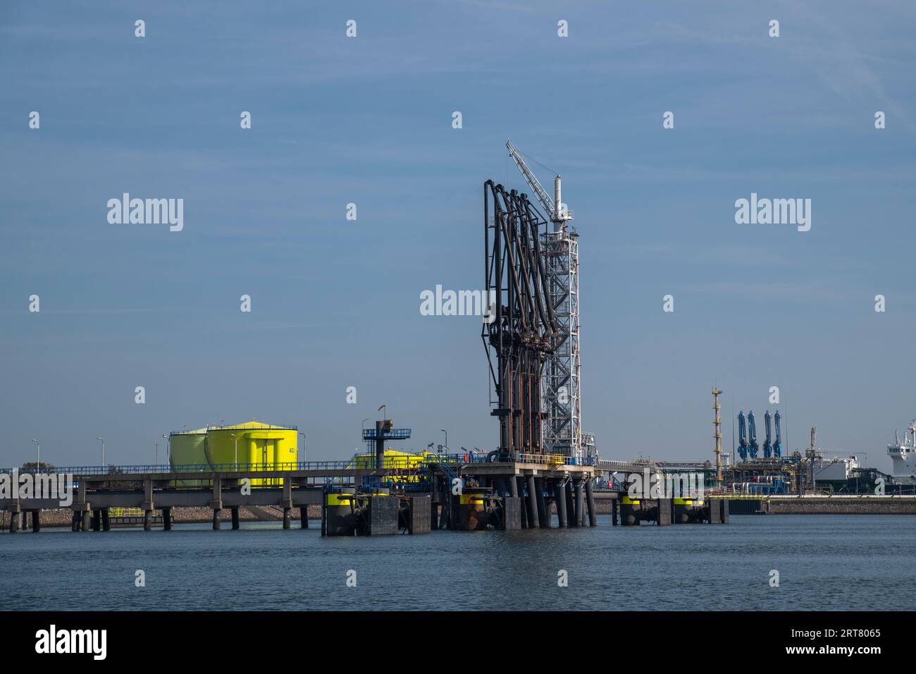 Industrial gas installation. Transshipment and Storage for LNG or ...