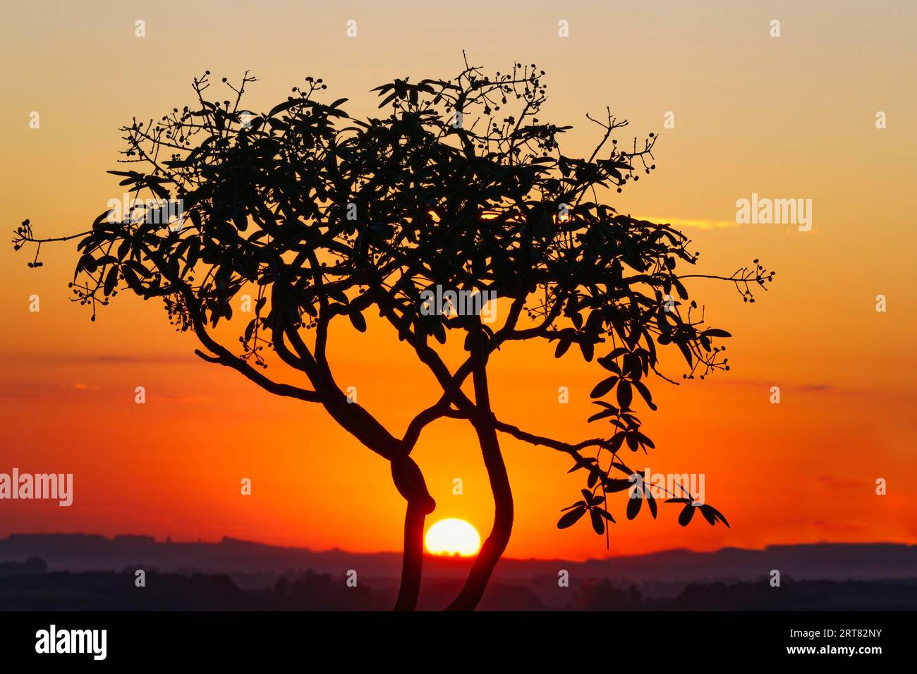 Sun rising behind mountain hi-res stock photography and images - Alamy