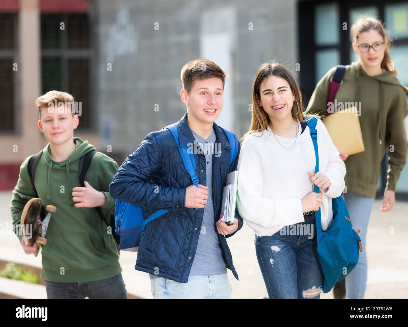 Teenage boys and girls socialize in college yard Stock Photo - Alamy