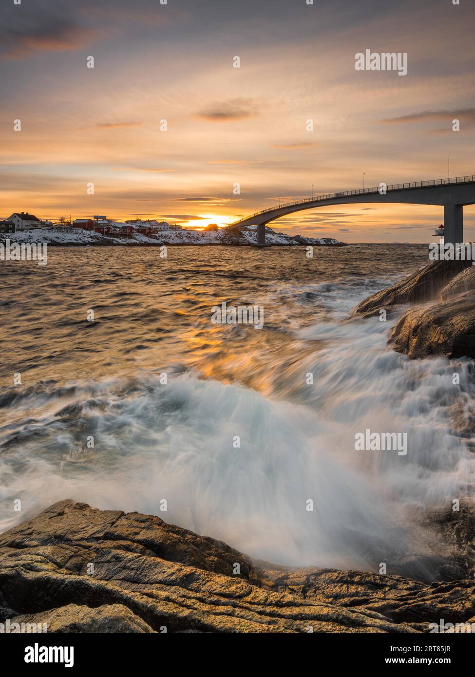 The famous photospot on the bridge for photgraphing the iconic red ...