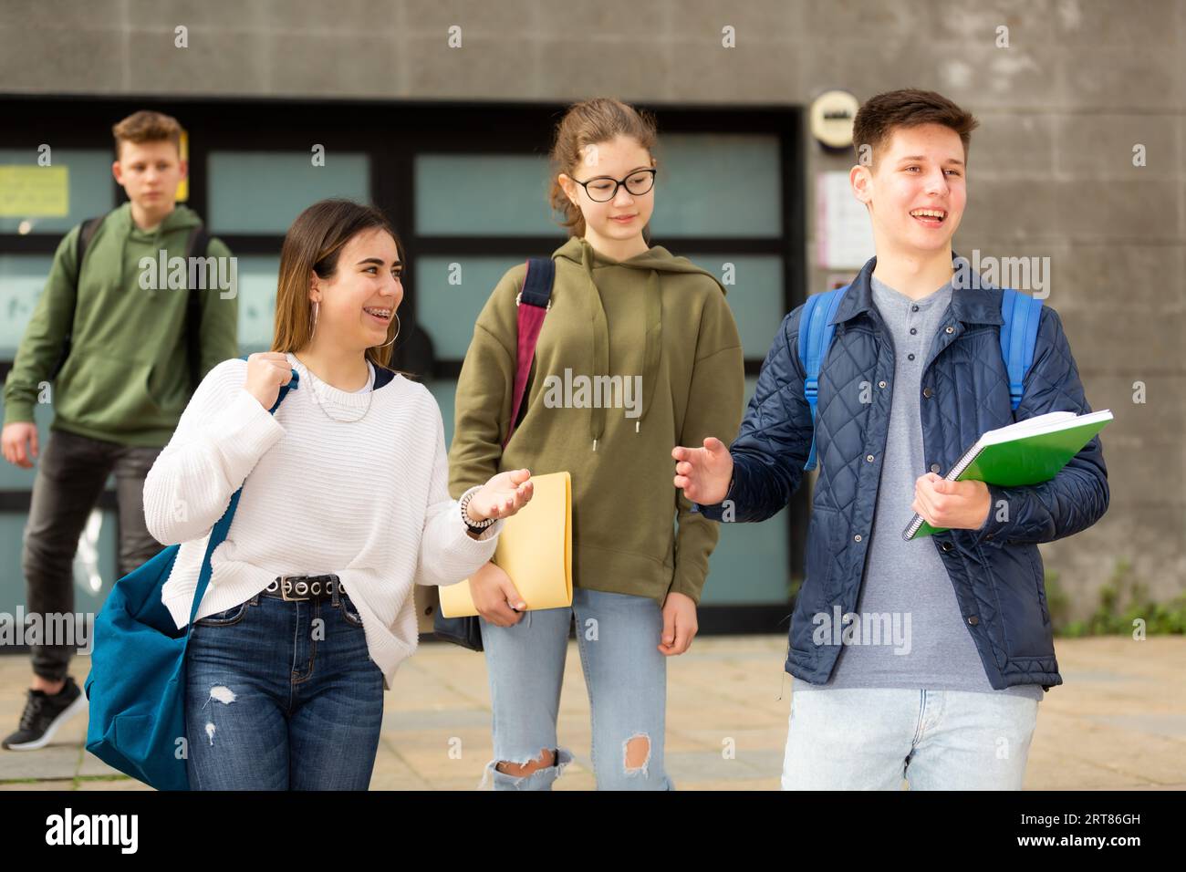 Teenage boys and girls socialize in college yard Stock Photo - Alamy