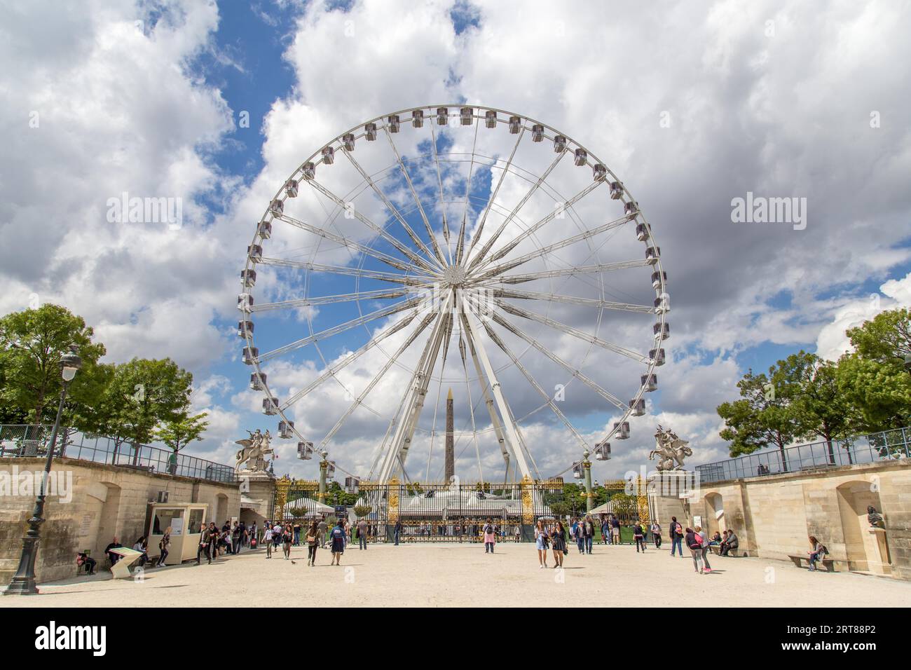 Paris, France, May 13, 2017: The famous giant ferris wheel on Place de ...