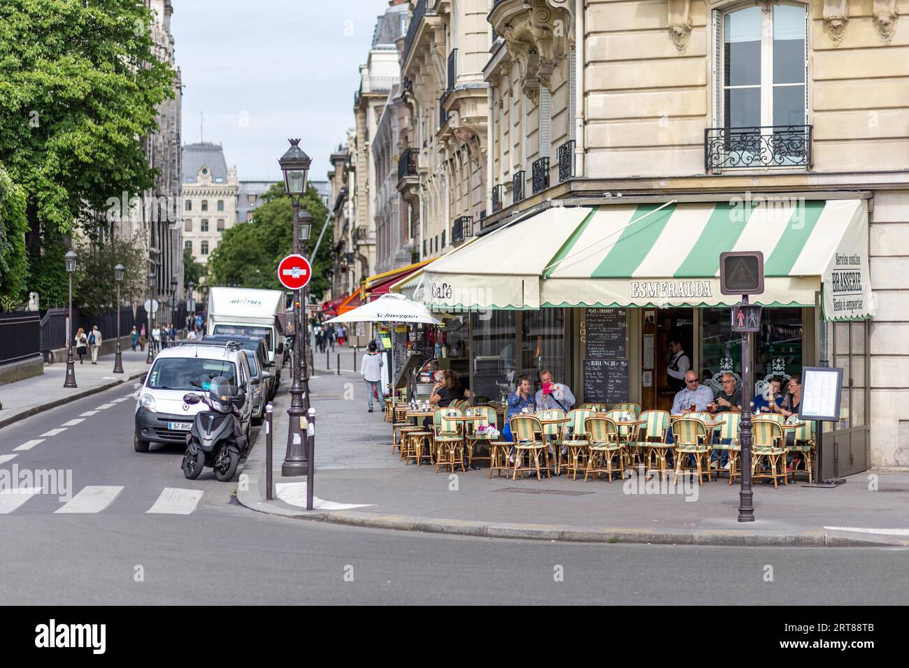 Parisian bistro hi-res stock photography and images - Alamy