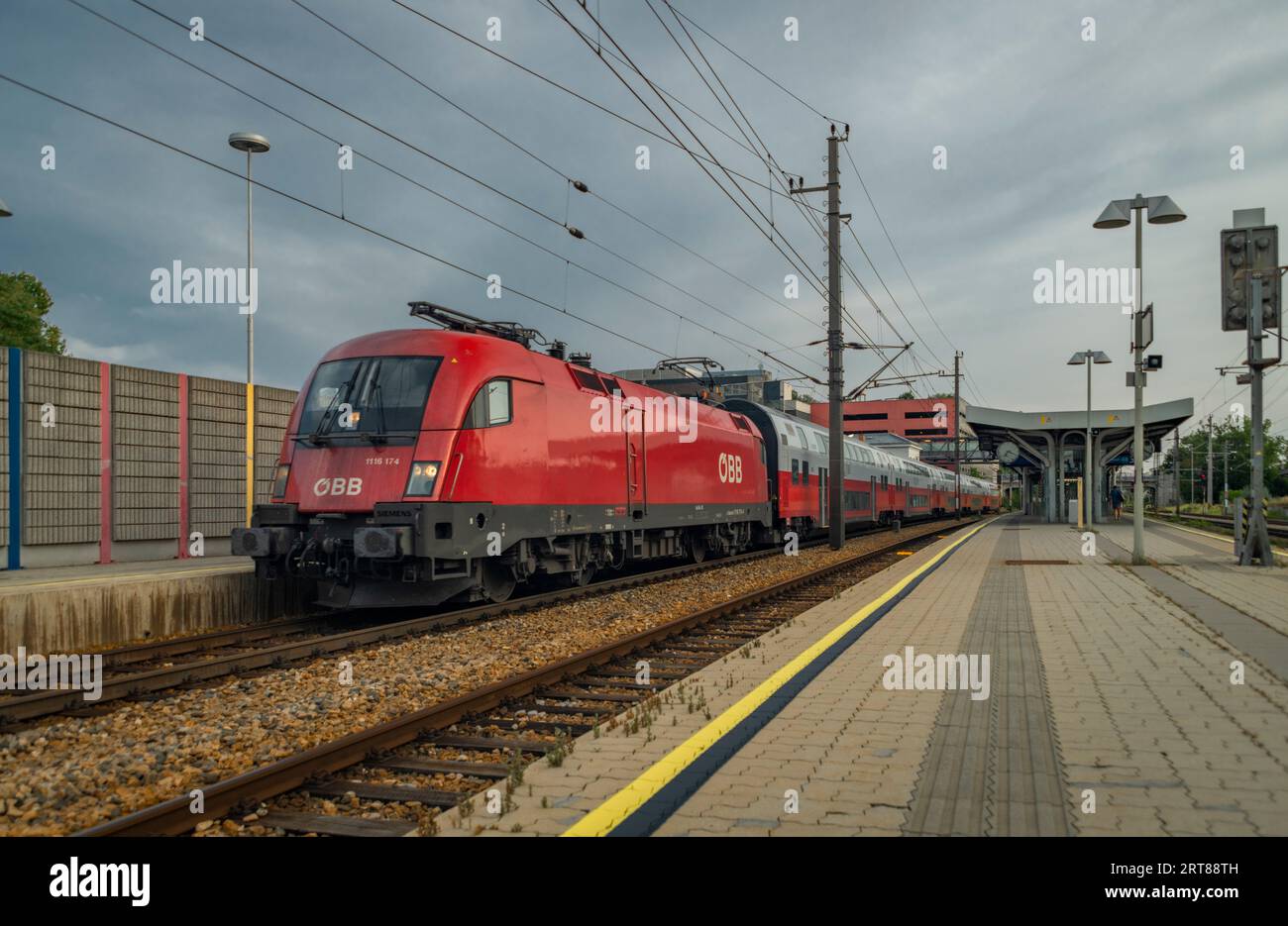 Red trains hi-res stock photography and images - Alamy