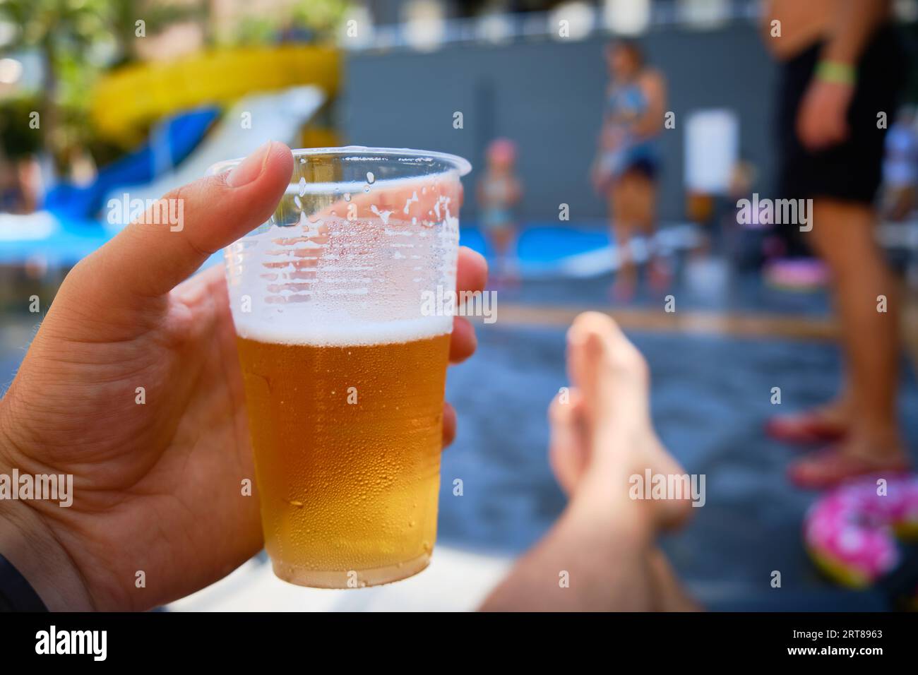 Hand holds beer Stock Photo - Alamy