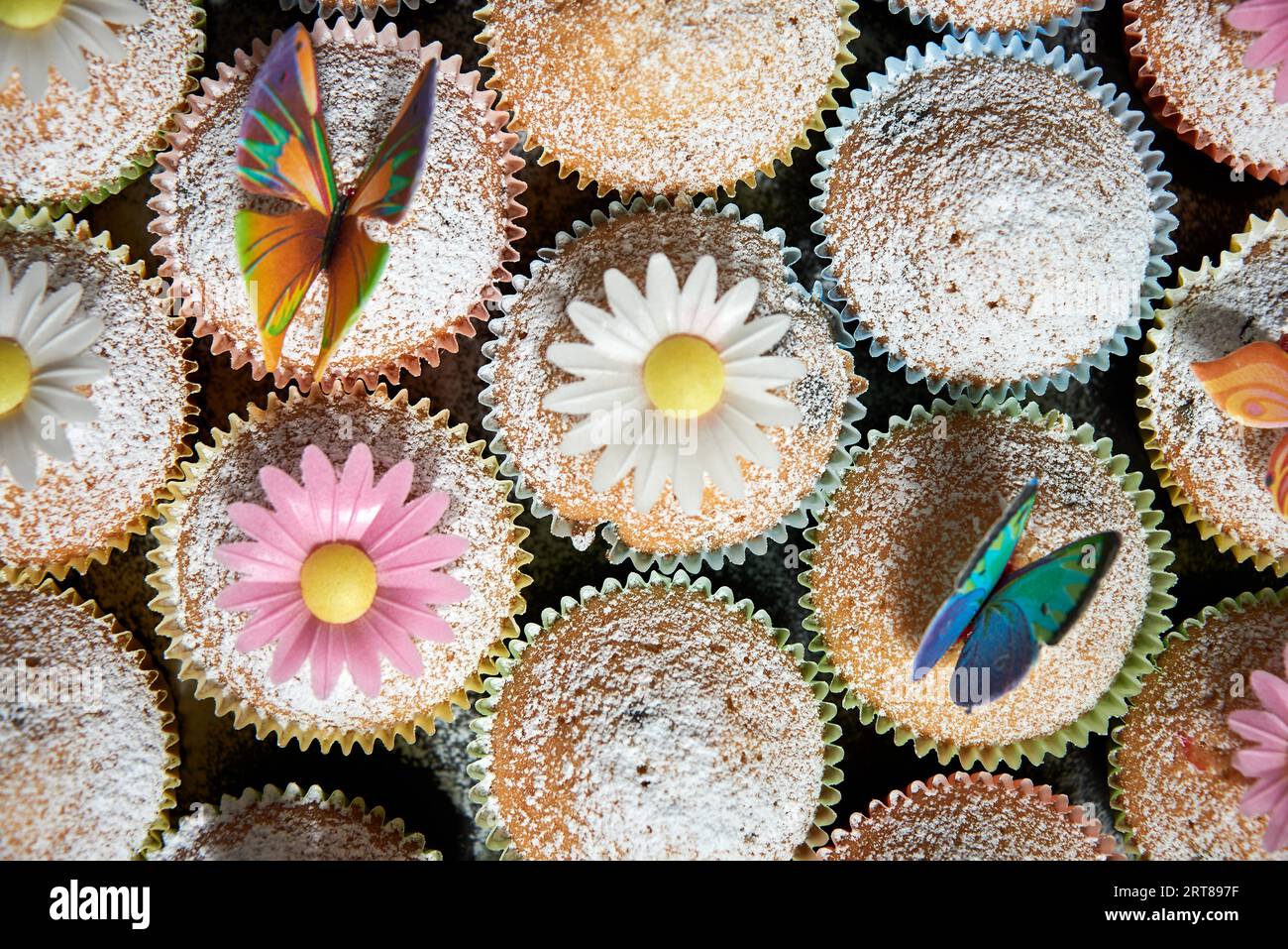 Butterfly cake decoration hi-res stock photography and images - Alamy