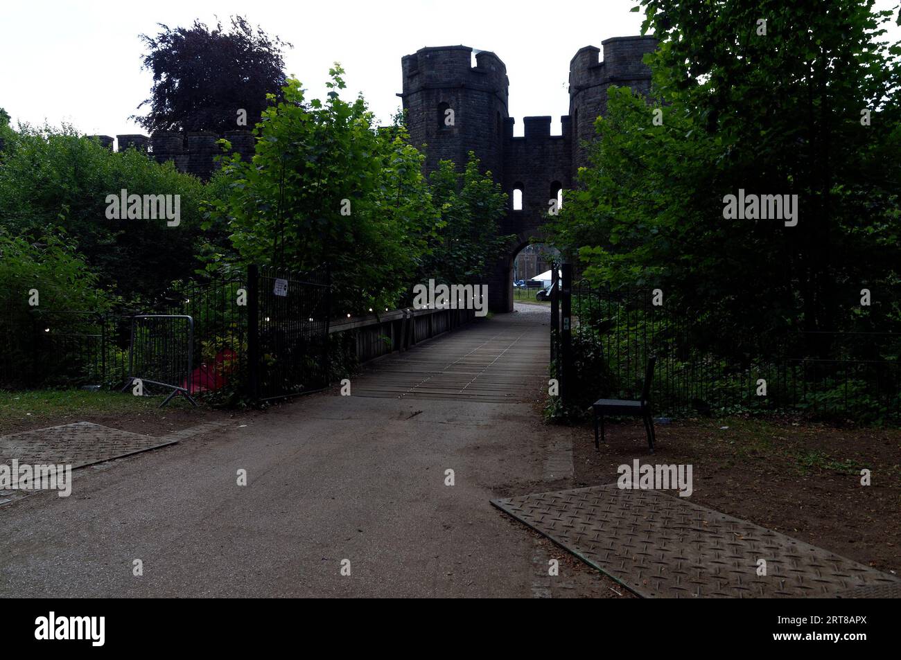Entrance gate to cardiff castle hi-res stock photography and images - Alamy