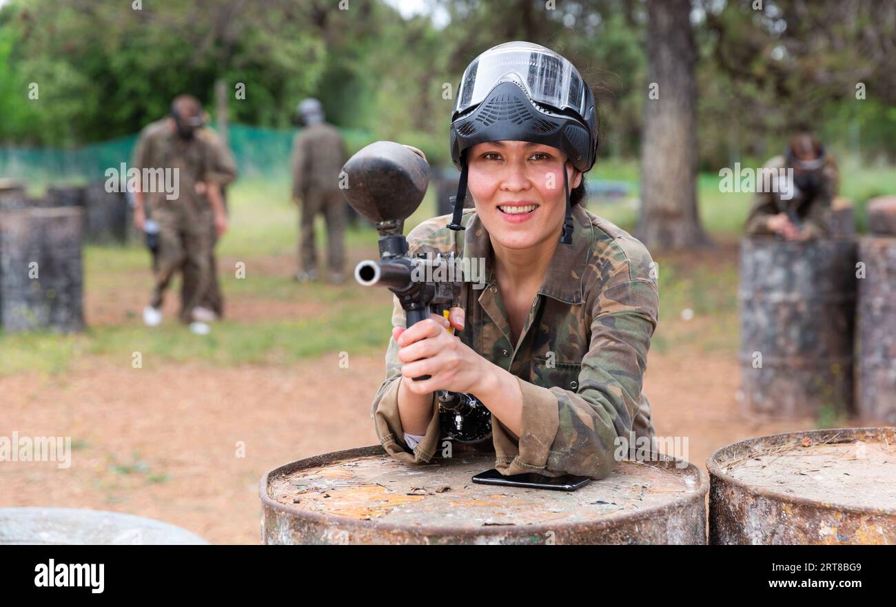 Paintball players wearing camouflage hi-res stock photography and ...