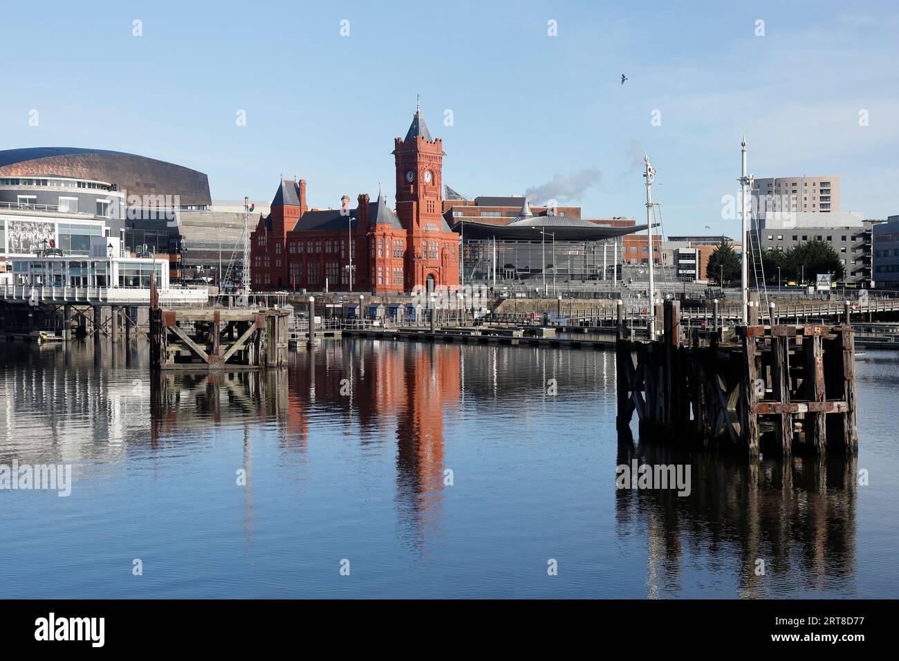 Pierhead building reflection hi-res stock photography and images - Alamy