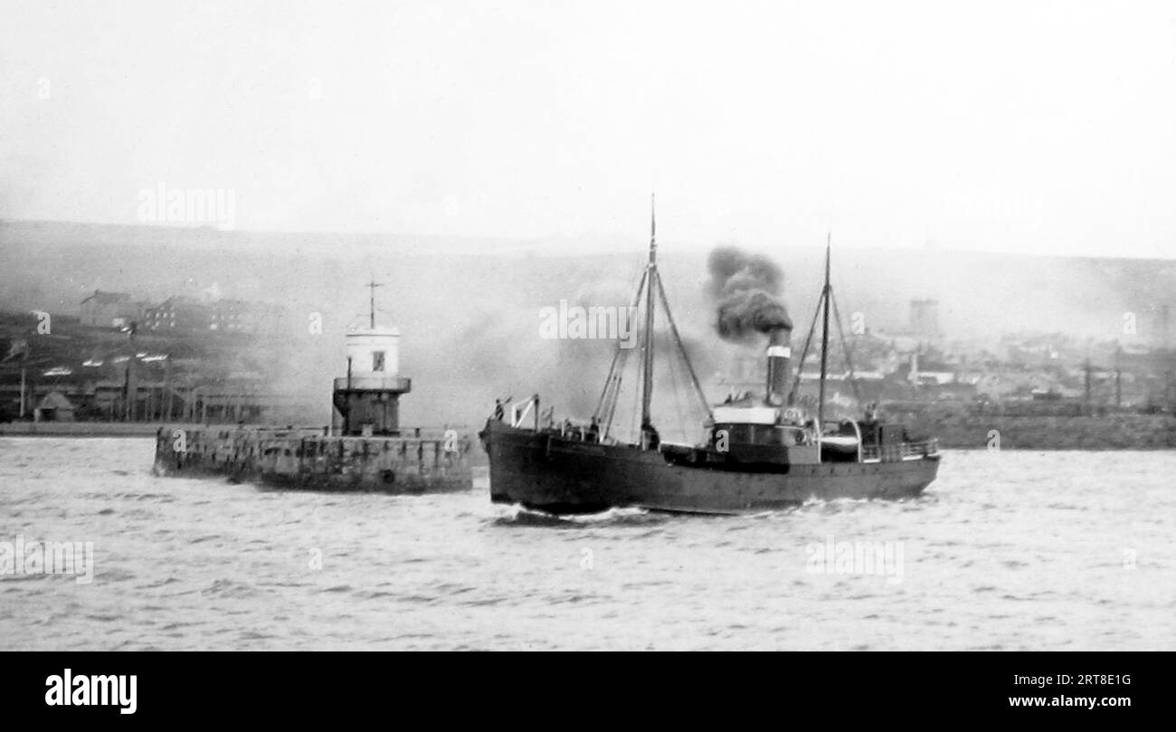 SS Minnie Hinde cargo ship leaving Whitehaven, early 1900s Stock Photo ...