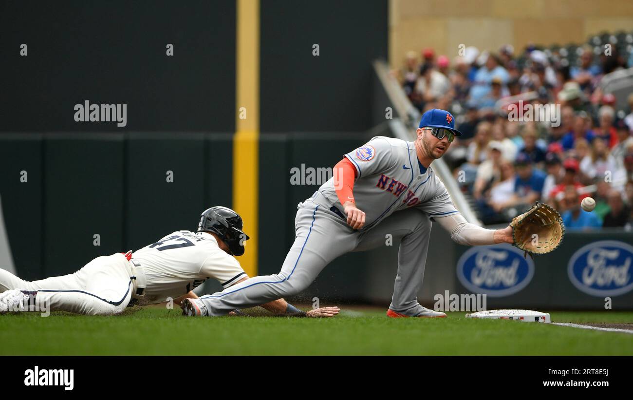 New York Mets first baseman Pete Alonso tries to pick off Minnesota ...