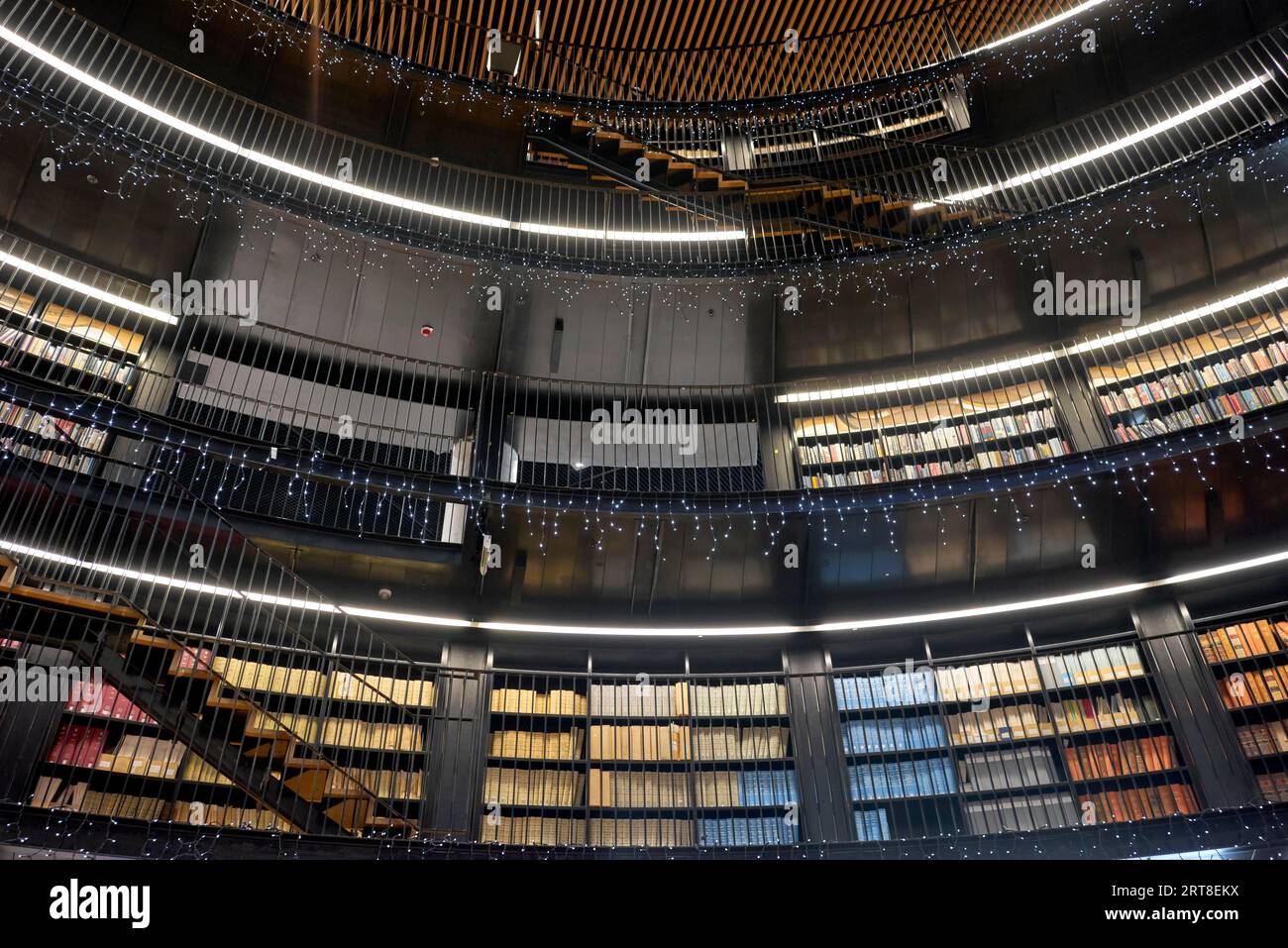 The modern library of Birmingham, Library of Birmingham interior ...