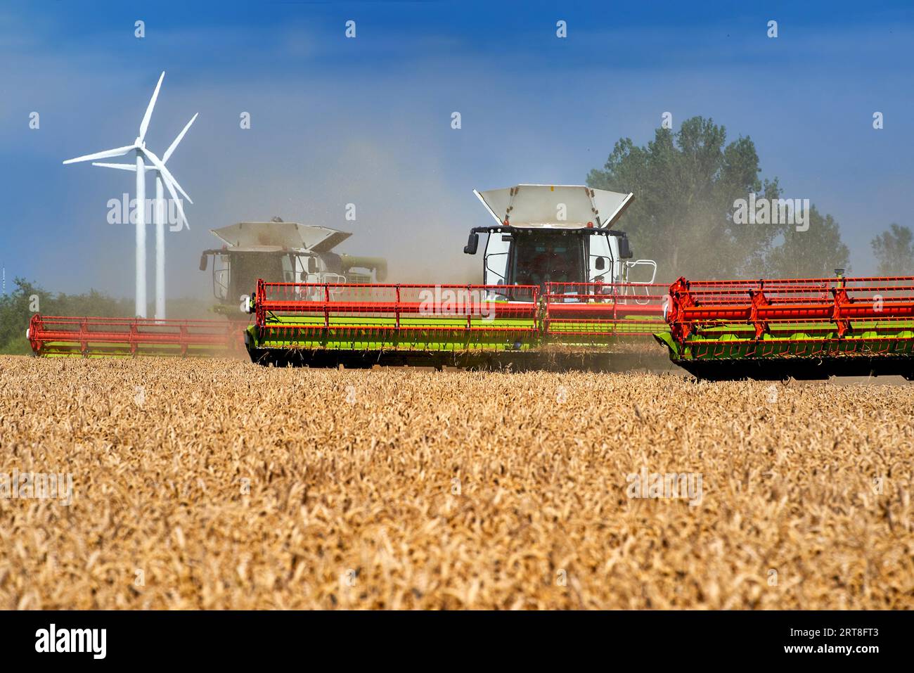 Combine harvester unloading corn trailer hi-res stock photography and ...