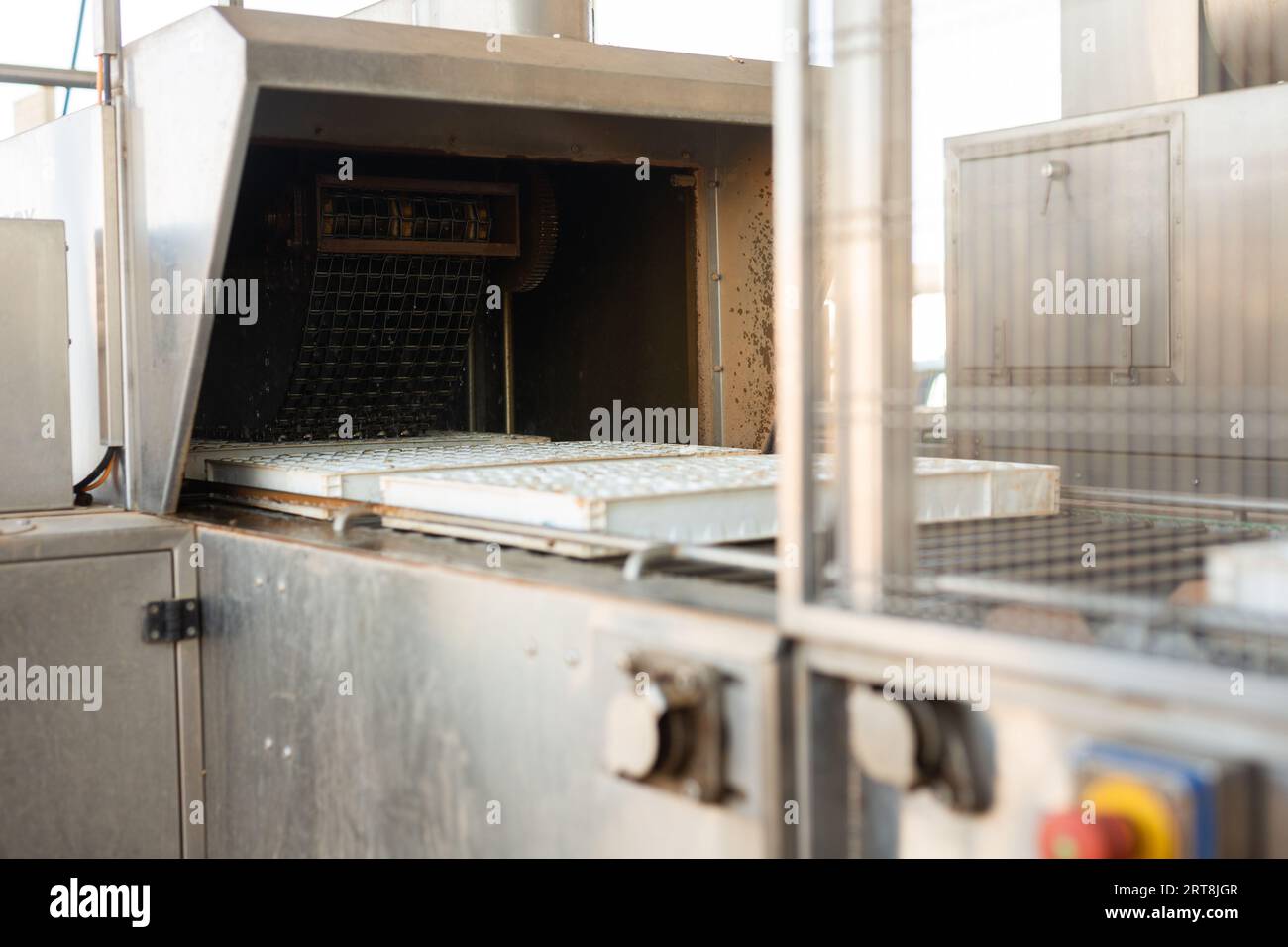 Special washer for washing containers and trays for germinating seeds ...