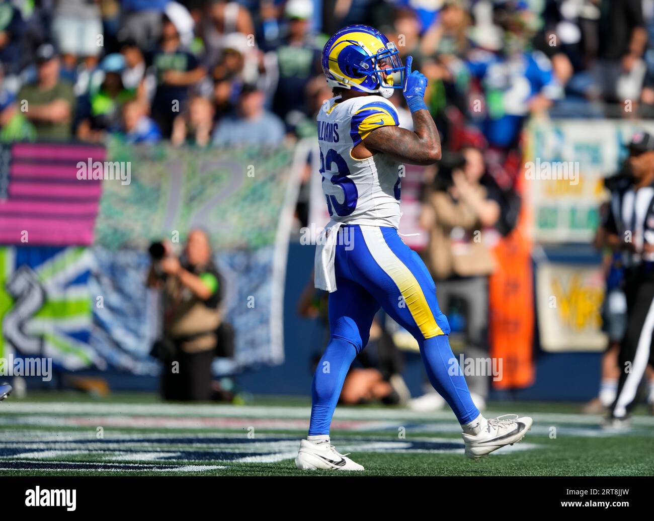 Los Angeles Rams running back Kyren Williams gestures to the crowd ...