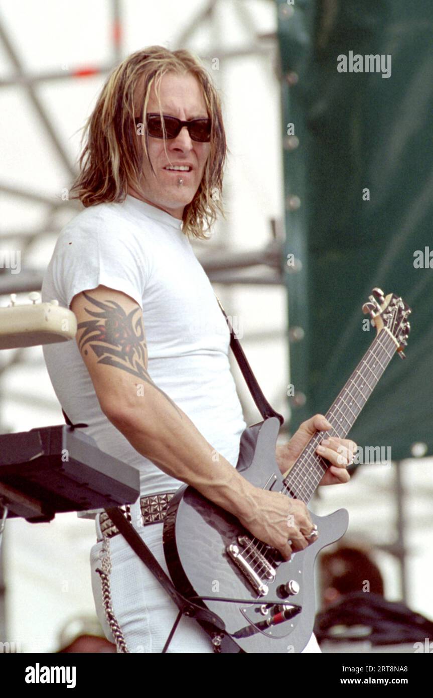 Queens of the stone age heineken jammin festival 2001 hi-res stock ...