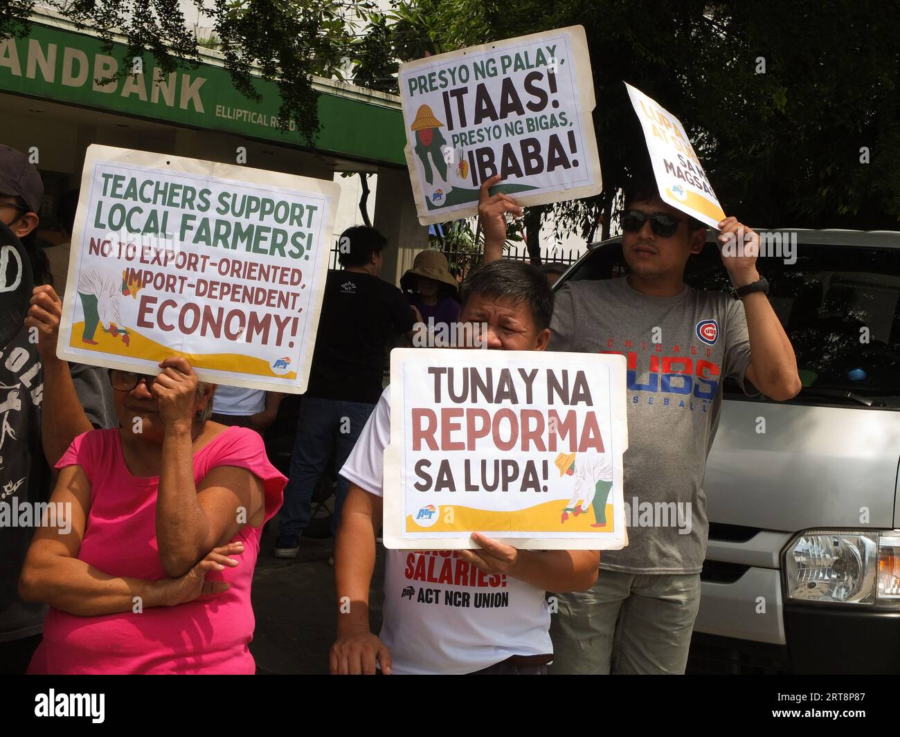 Quezon, Philippines. 11th Sep, 2023. Protesters hold placards ...
