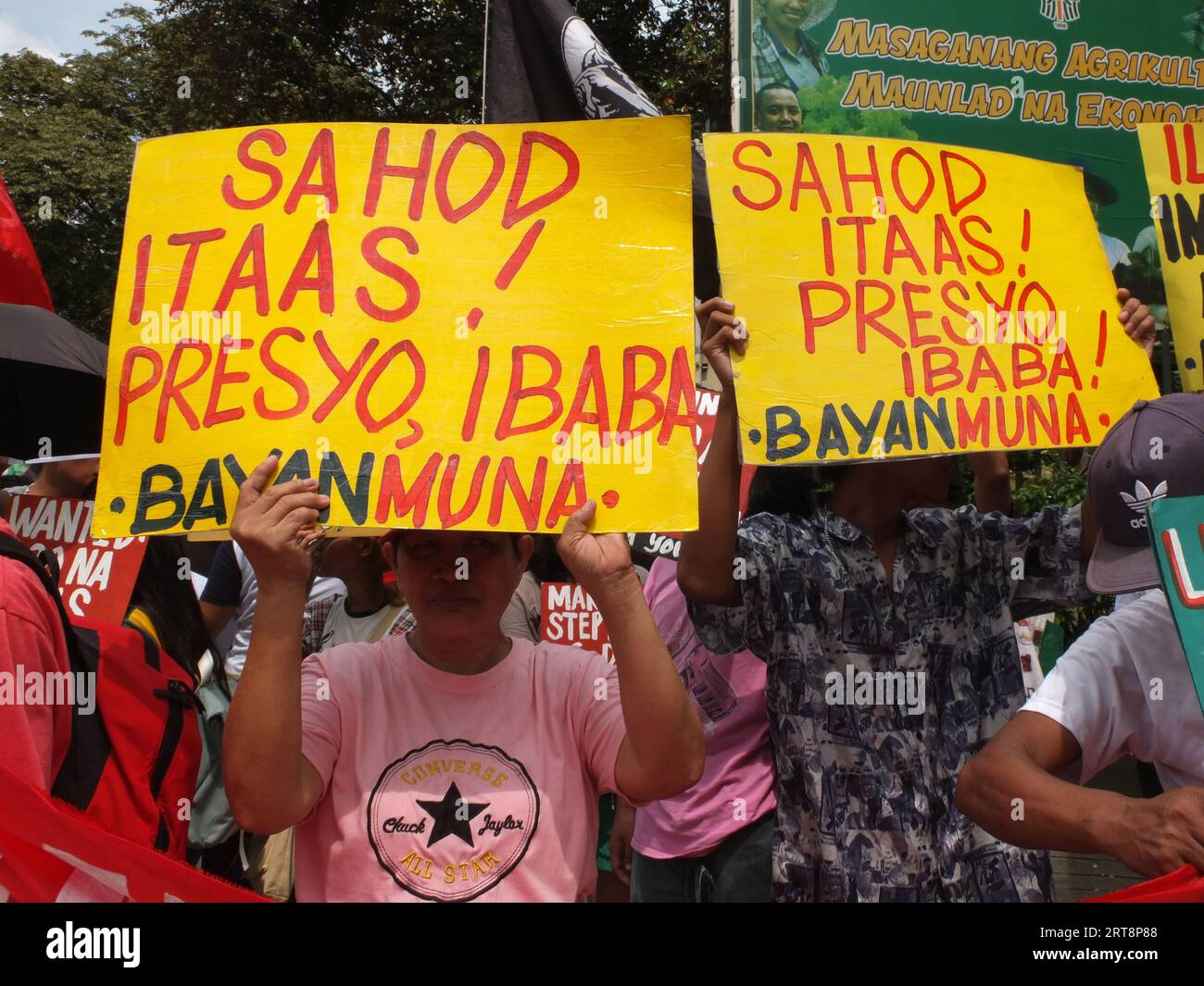 Quezon, Philippines. 11th Sep, 2023. Protesters hold placards ...