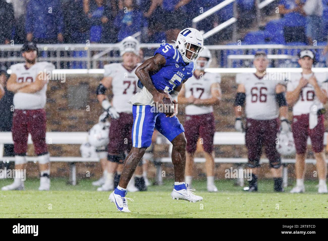 Duke's Jalon Calhoun (5) makes a catch during the second half of an ...