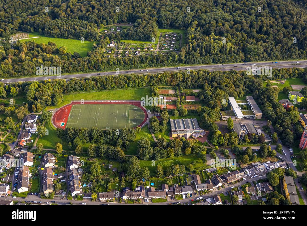 Luftbild, Sporthalle Karl-Adam, Sportplatz Vorhalle ...