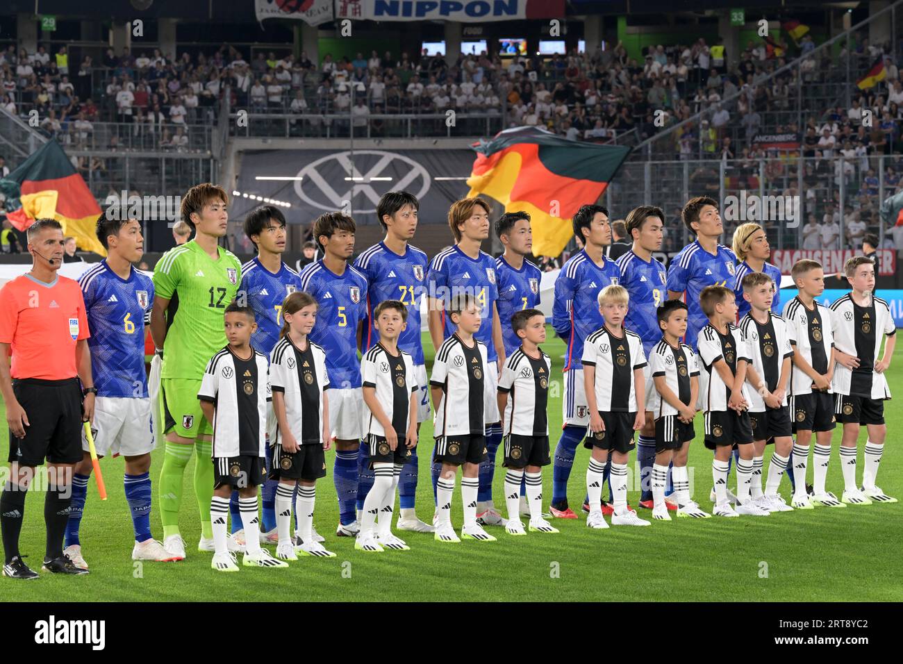 WOLFSBURG - (l-r) Wataru Endo of Japan, Japan goalkeeper Keisuke Osako ...