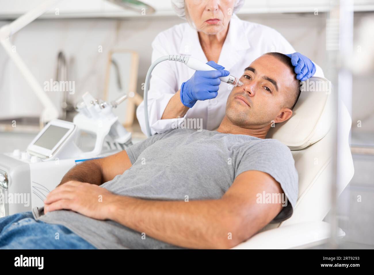 Man getting facial deep hydration procedure from experienced ...