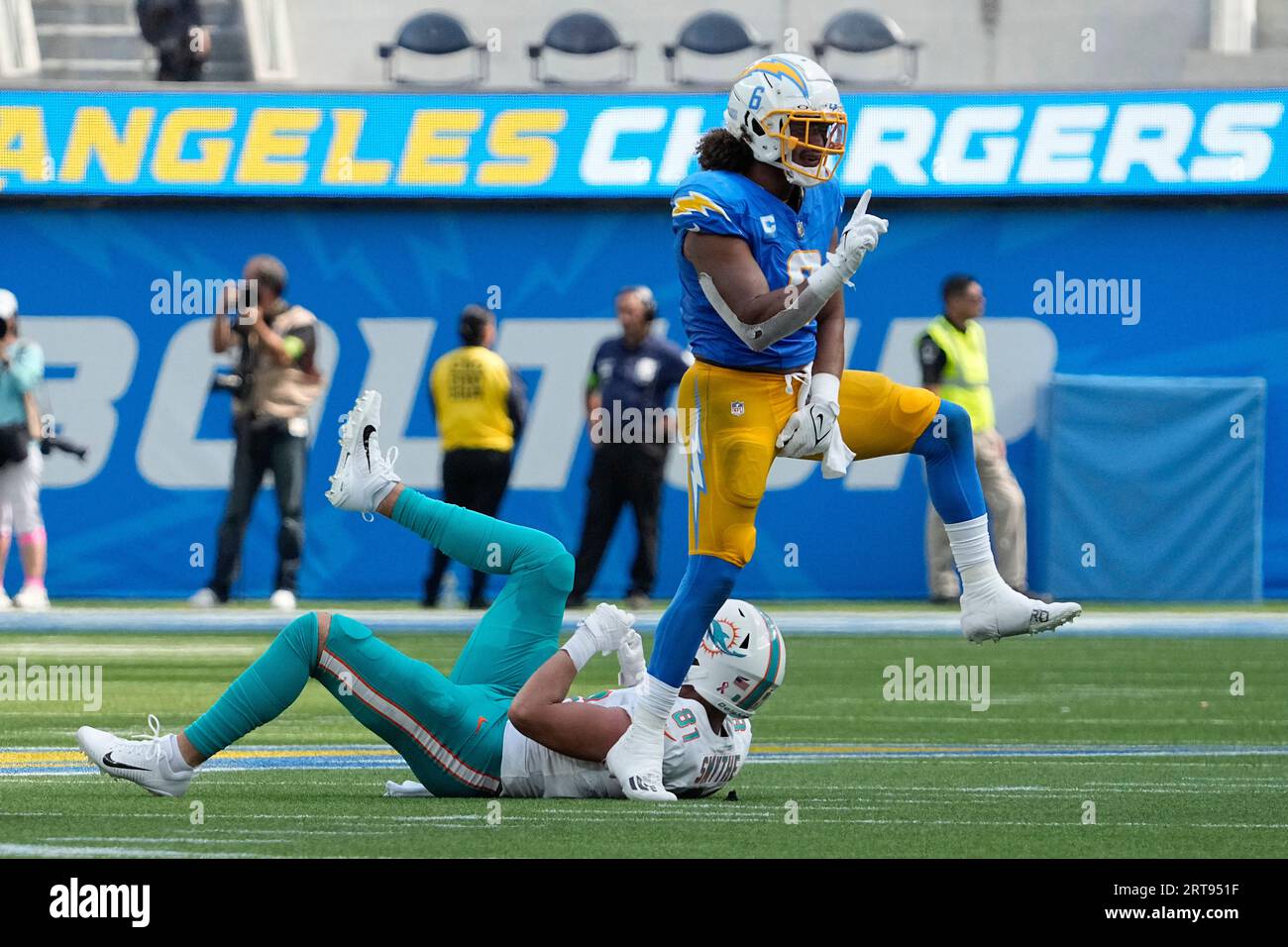Los Angeles Chargers linebacker Eric Kendricks, right, celebrates after ...