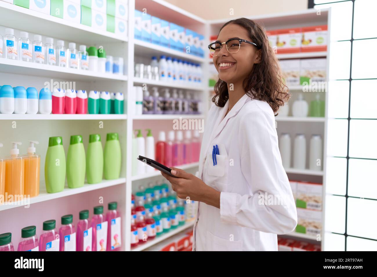 Beautiful black woman pharmacist hi-res stock photography and images ...