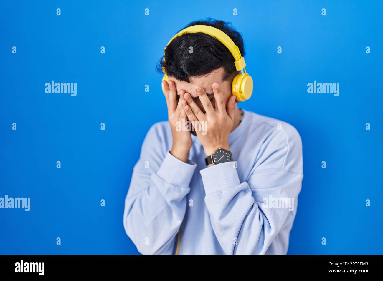 Person crying headphones hi-res stock photography and images - Alamy