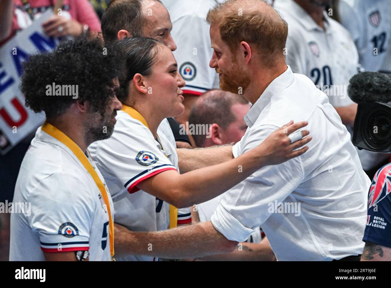 Children mingling hi-res stock photography and images - Alamy