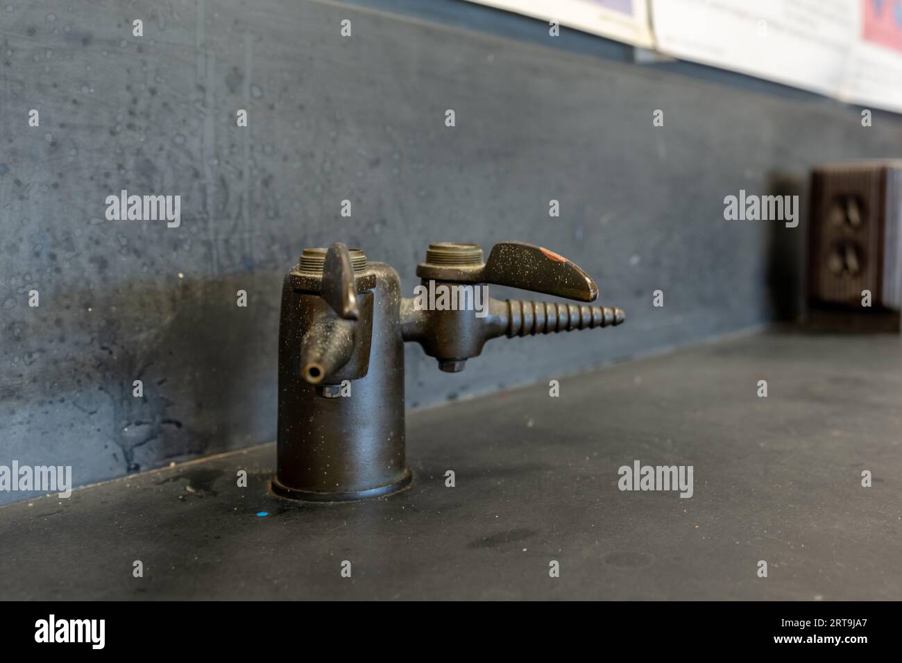 Empty science lab classroom hi-res stock photography and images - Alamy