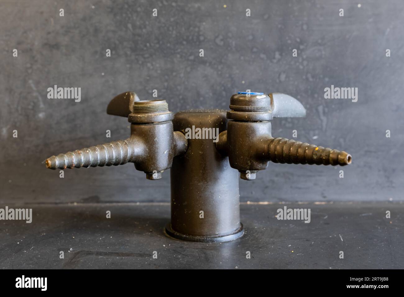 Empty science lab classroom hi-res stock photography and images - Alamy