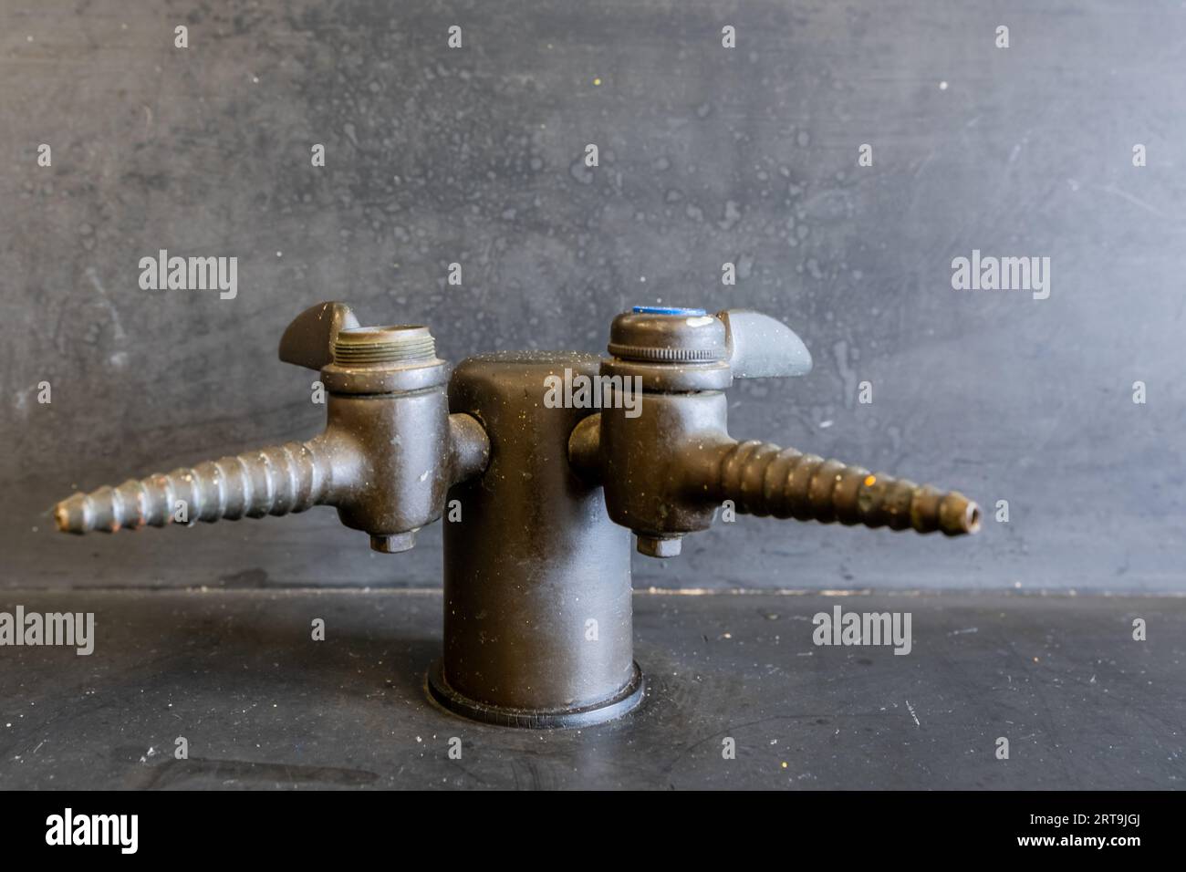 Empty science lab classroom hi-res stock photography and images - Alamy