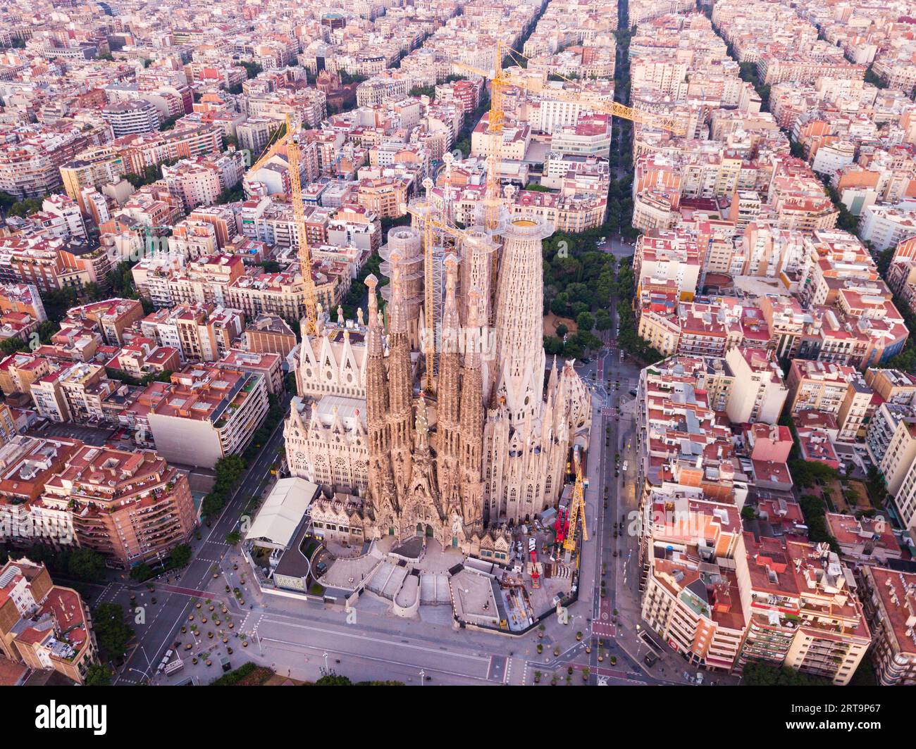 Night view from dorne of the famous Spanish landmark - temple Sagrada ...