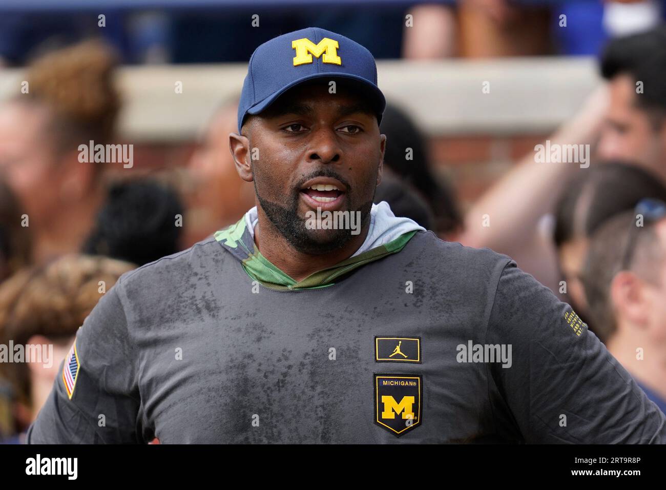 Michigan offensive coordinator Sherrone Moore watches before an NCAA ...