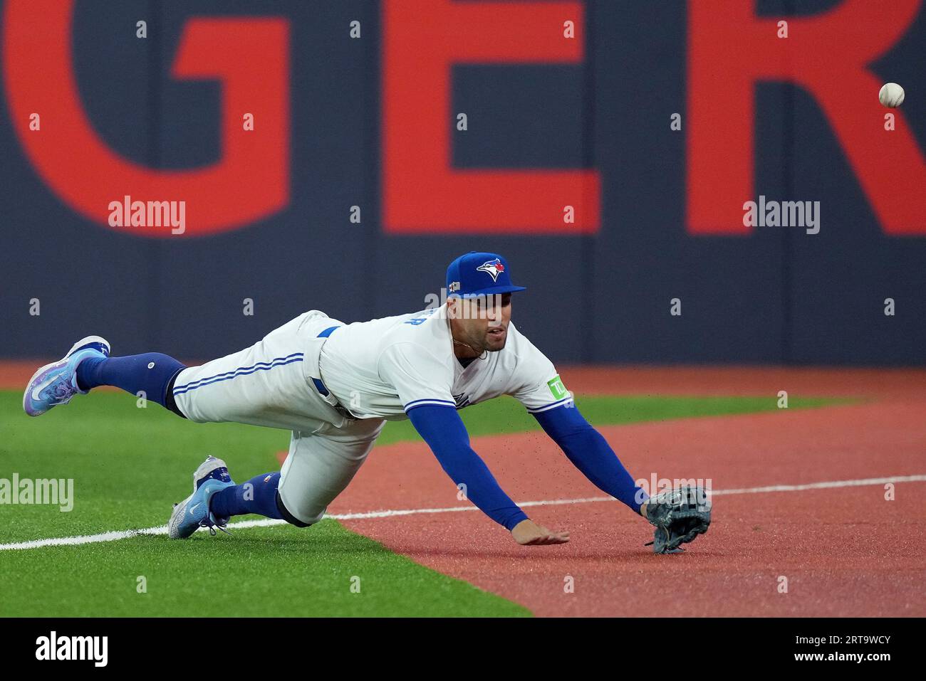 Toronto Blue Jays right fielder George Springer (4) fails to catch a ...