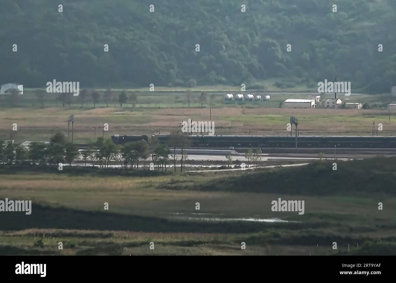 Border between two countries hi-res stock photography and images - Alamy
