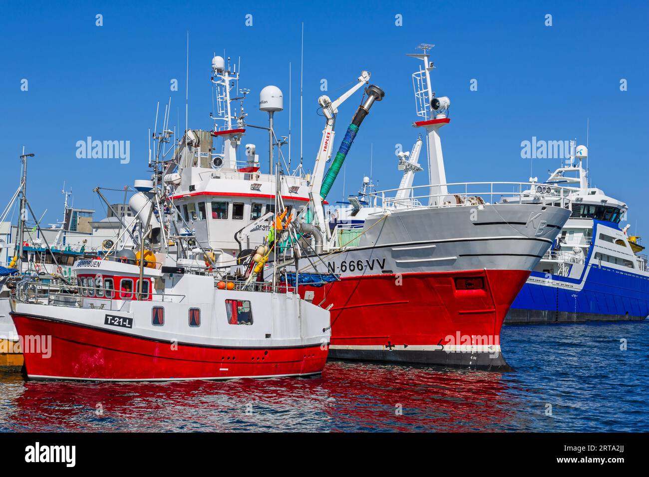 Fishing trawlers in arctic hi-res stock photography and images - Alamy