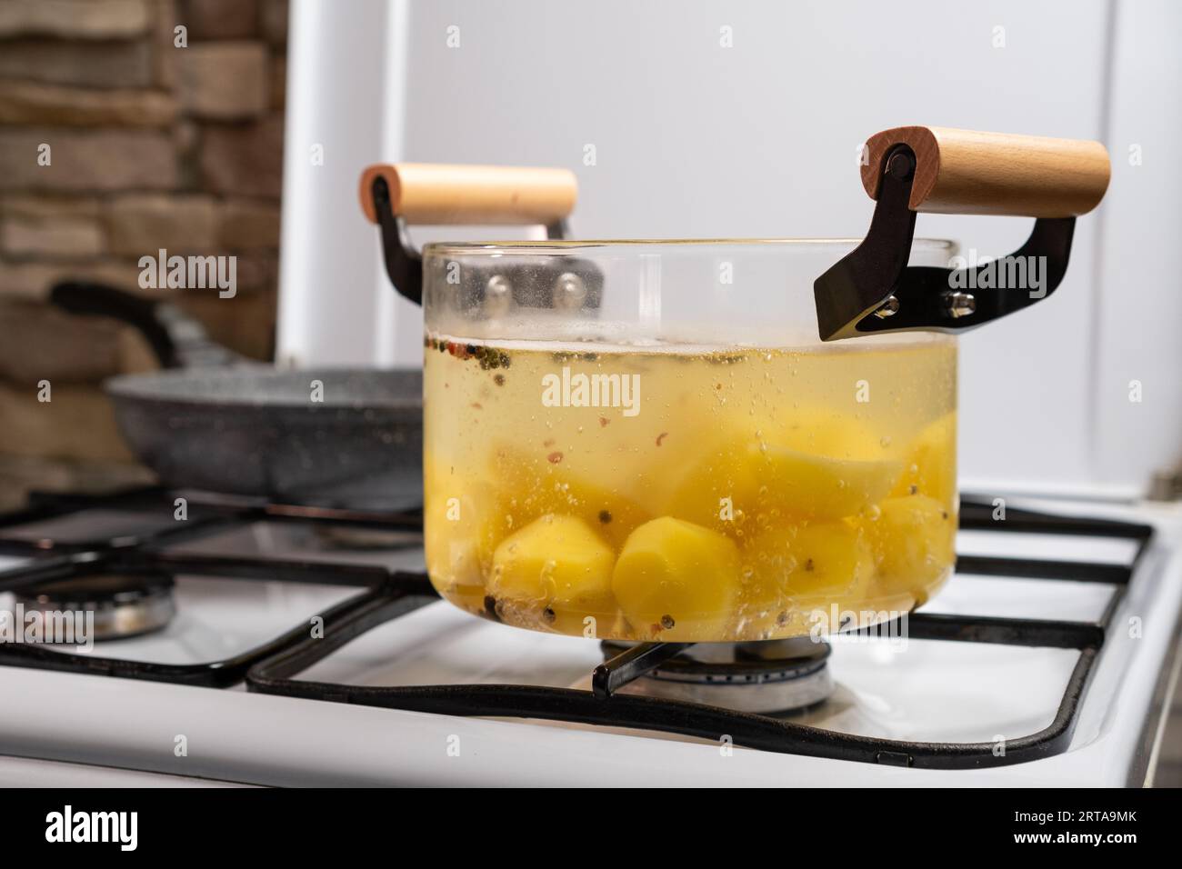Glass pot boiling water hi-res stock photography and images - Alamy