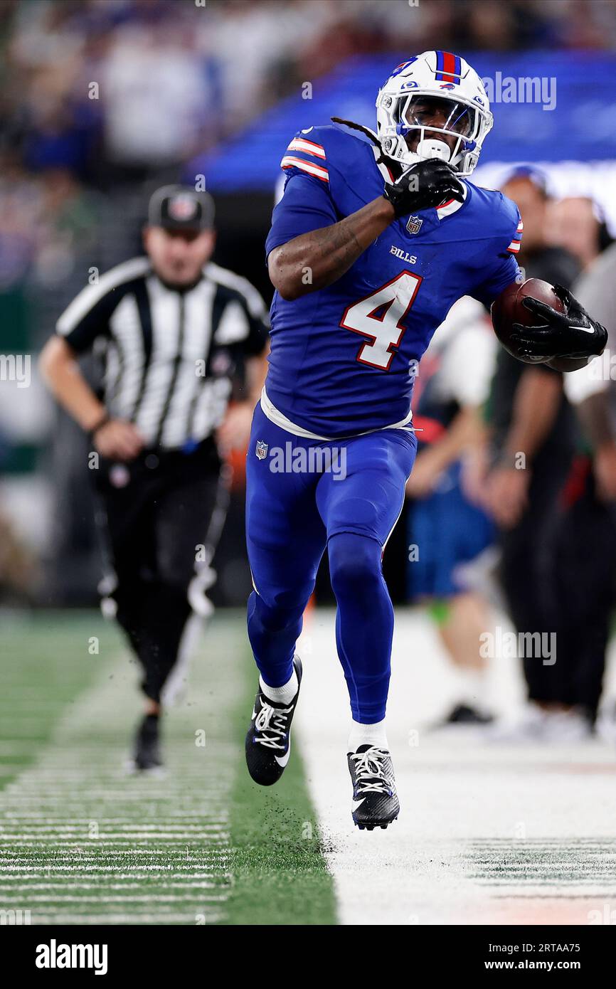 Buffalo Bills running back James Cook (4) carries the ball against the ...
