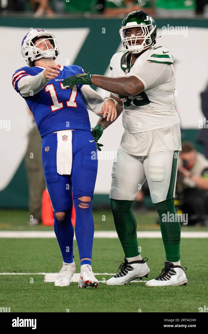 New York Jets Quinnen Williams (95), right, pushes Buffalo Bills ...