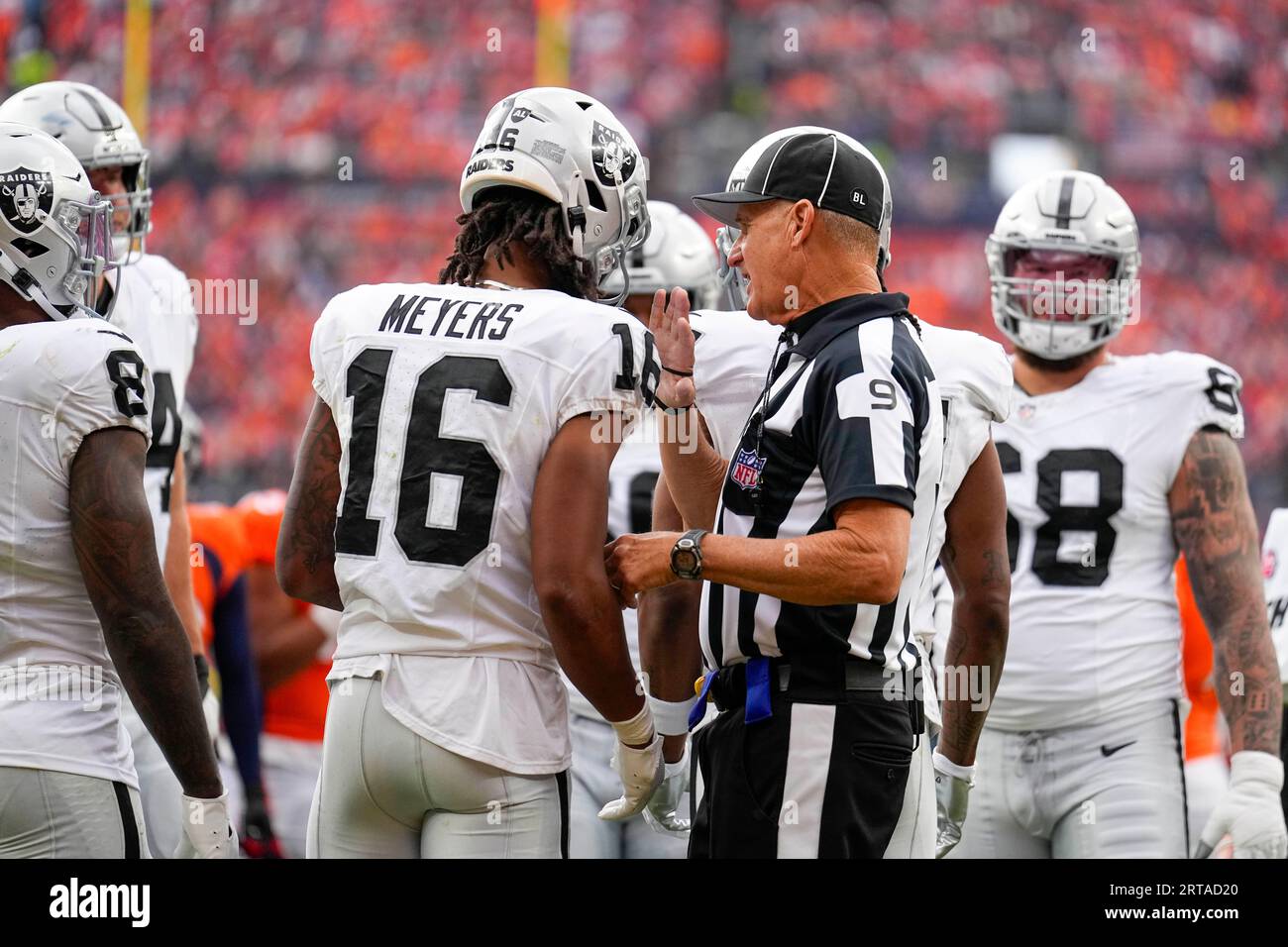 Line judge Mark Perlman (9) talks with Las Vegas Raiders wide receiver ...
